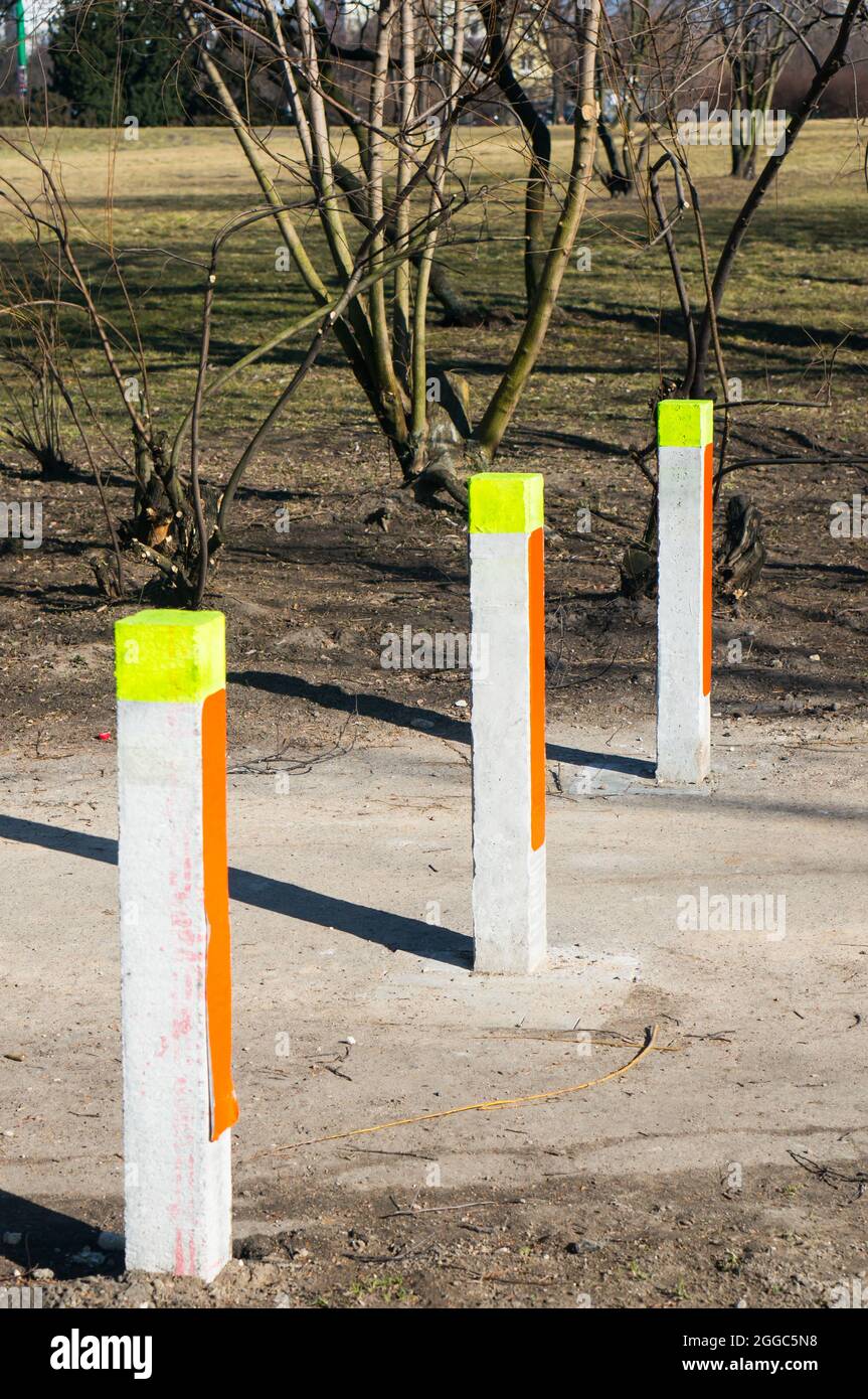 Three vertical posts hi-res stock photography and images - Alamy