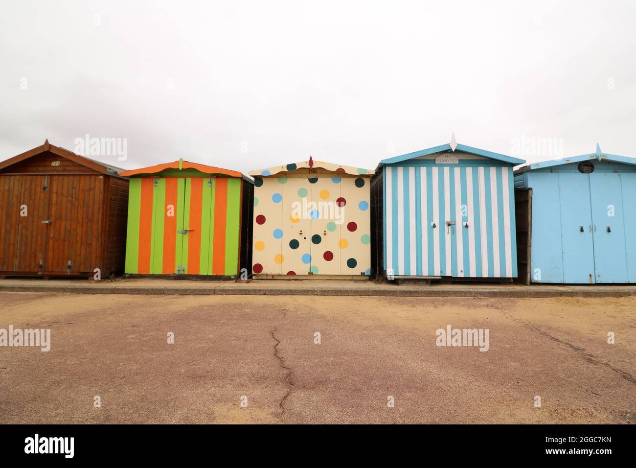 Vintage beach huts hi-res stock photography and images - Alamy