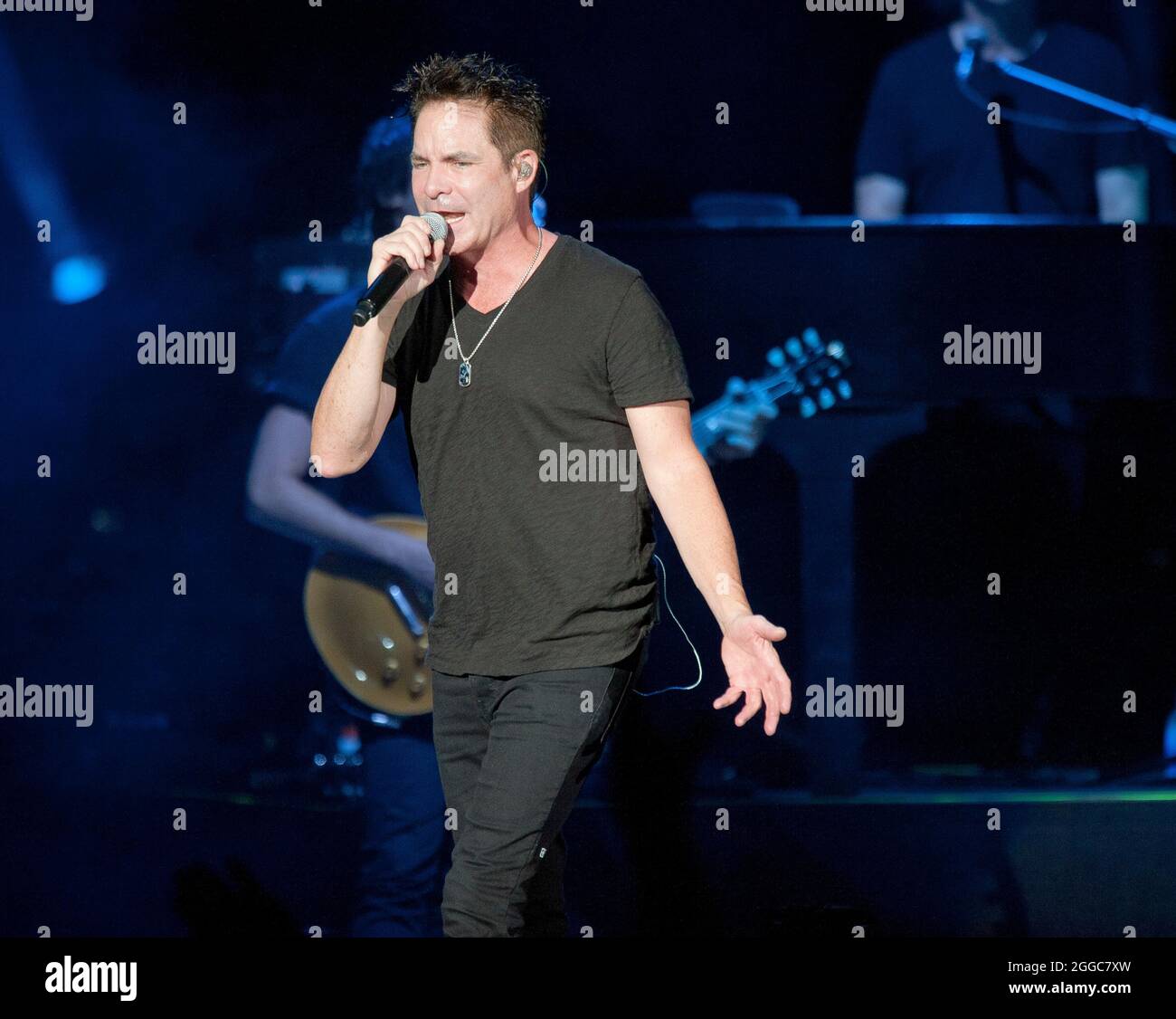 Pat monahan train singer hi-res stock photography and images - Alamy