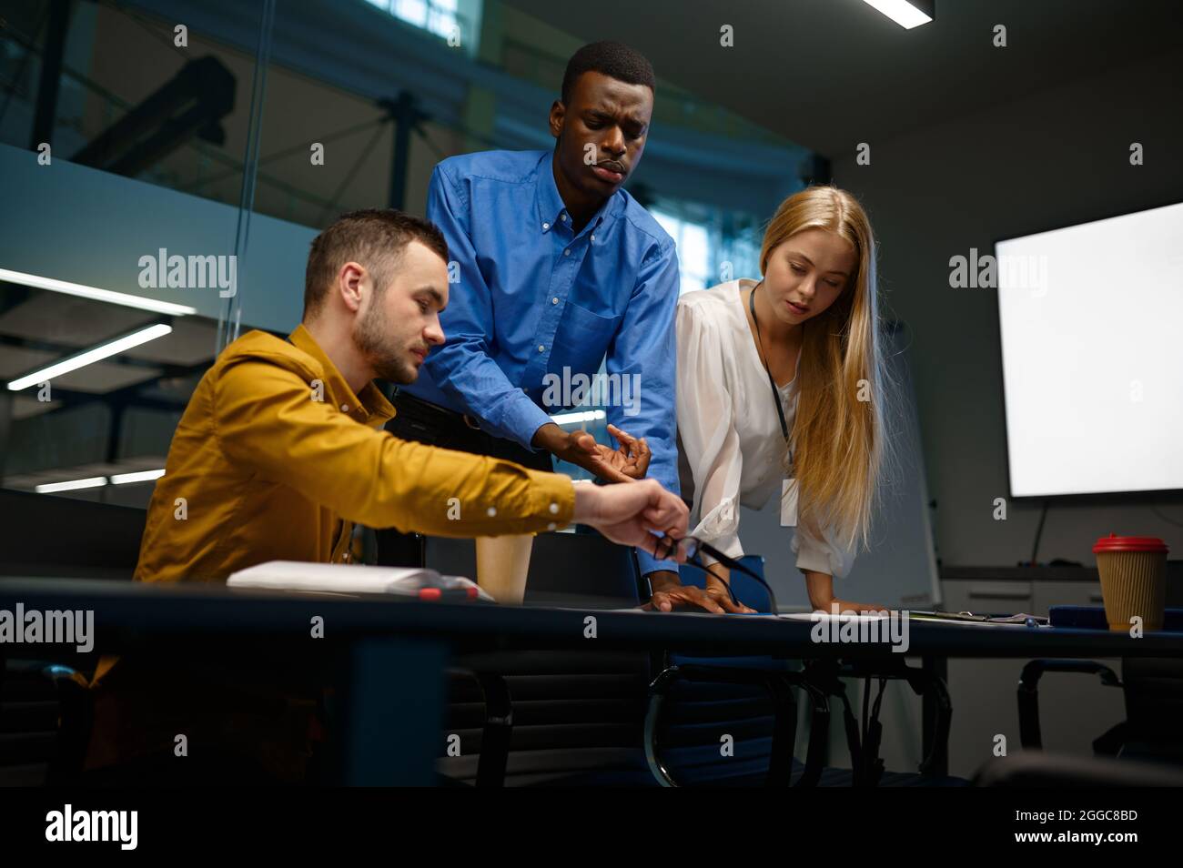 Managers discussion hi-res stock photography and images - Alamy