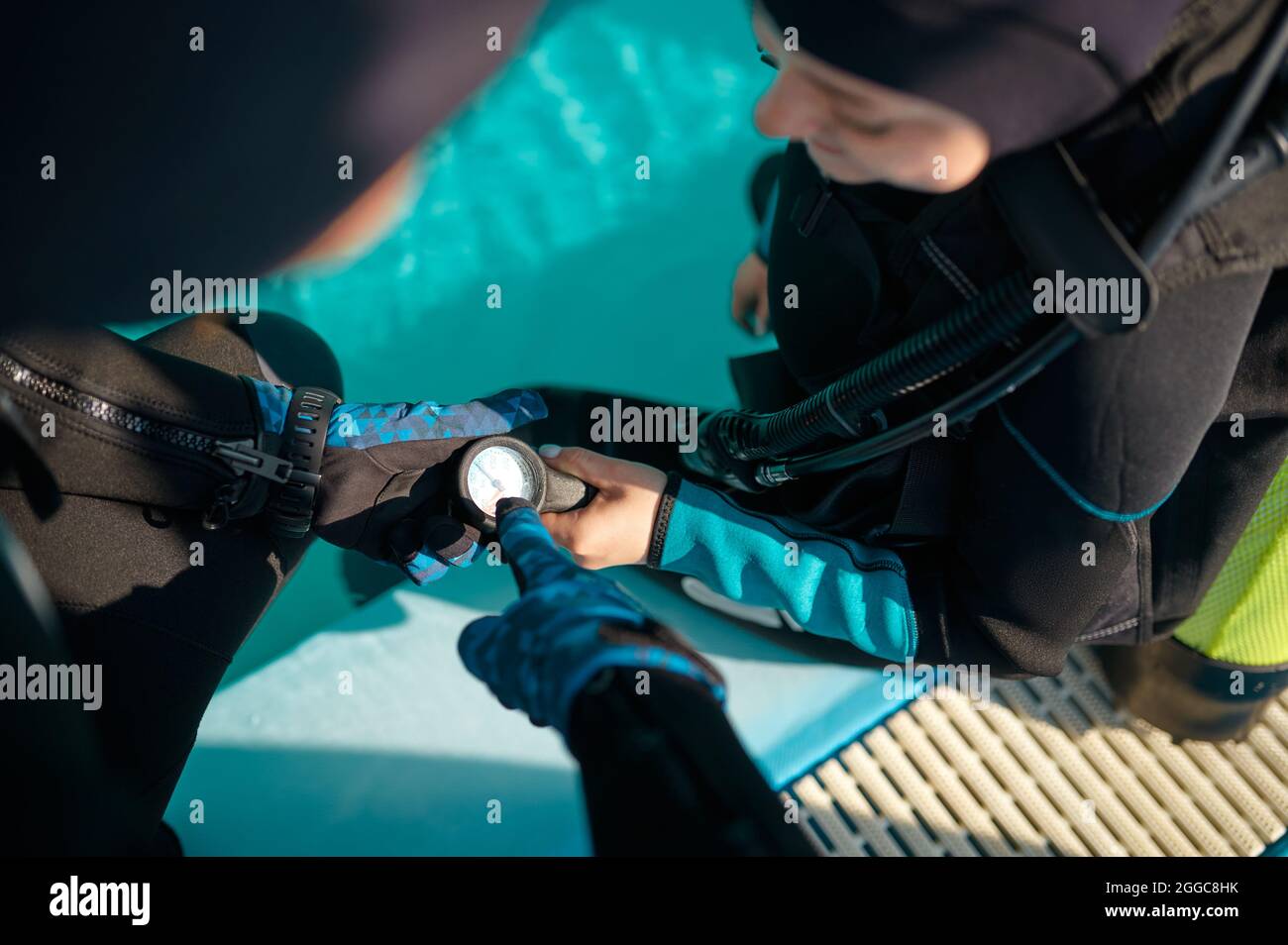 Woman and male instructor, lesson in diving school Stock Photo - Alamy