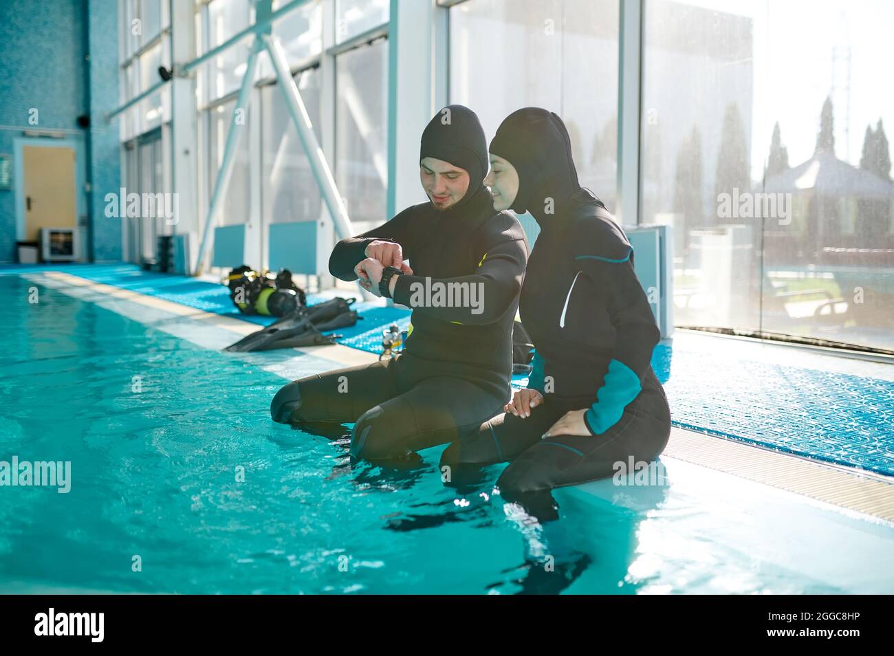 Woman scuba gear wetsuit hi-res stock photography and images - Alamy