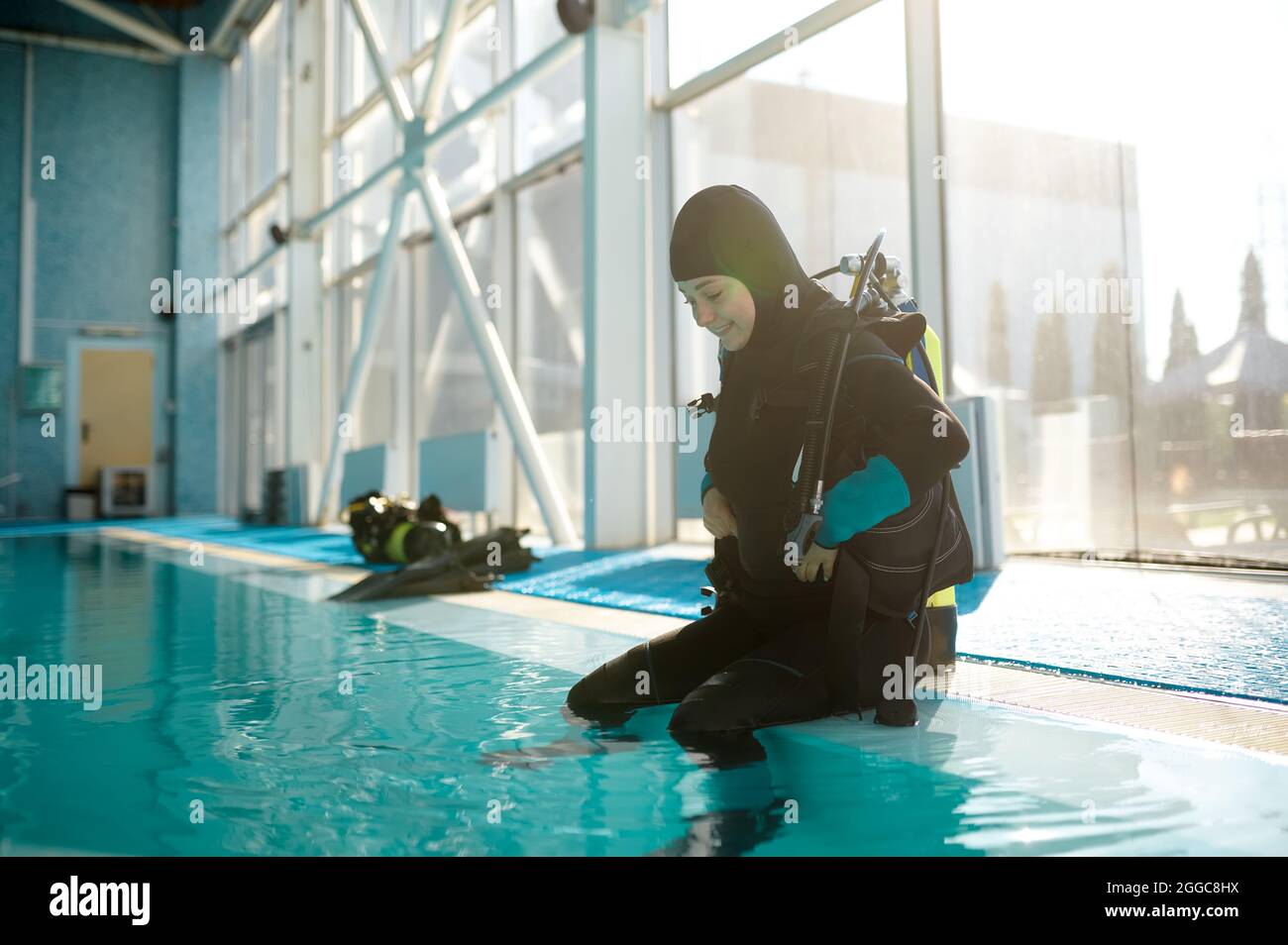 Scuba diver in wetsuit woman hi-res stock photography and images - Alamy