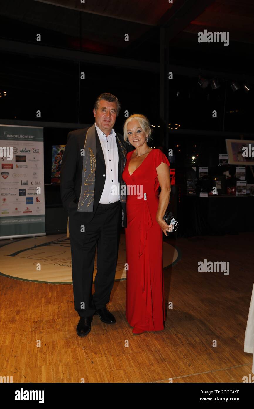 Bruno F. Apitz mit Ehefrau Diana bei der 4. Windflüchter Charity Gala ...
