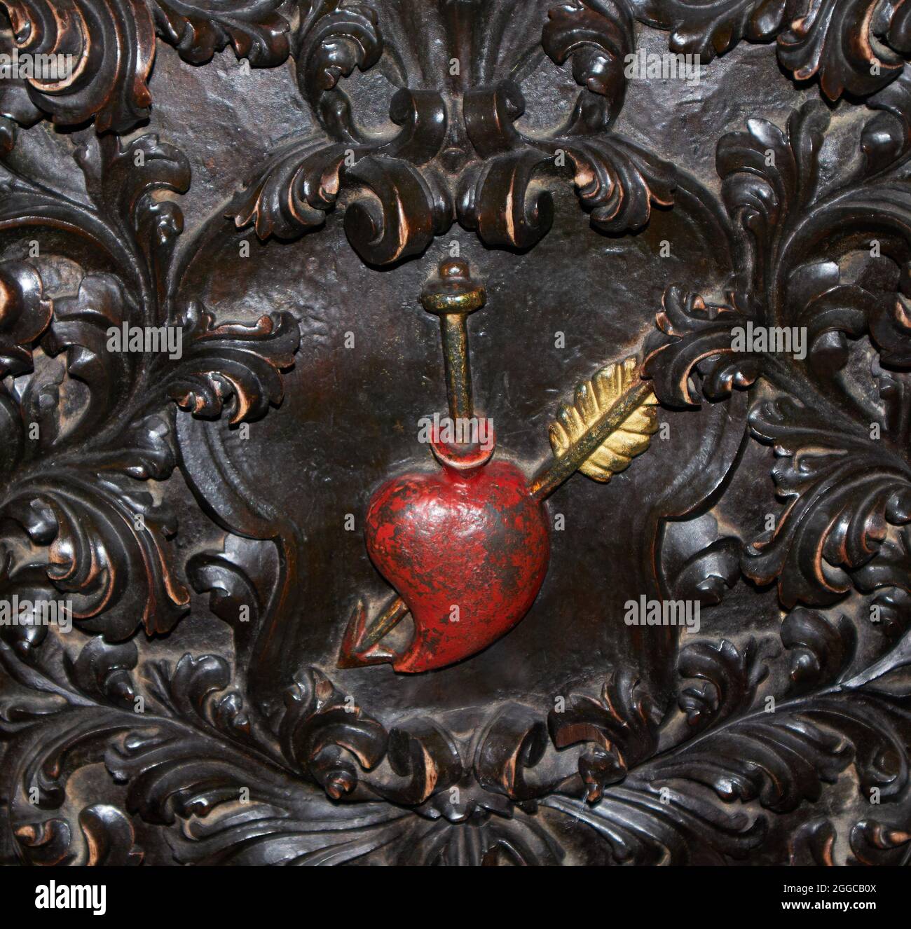 figure of an old heart carved on wood Stock Photo - Alamy