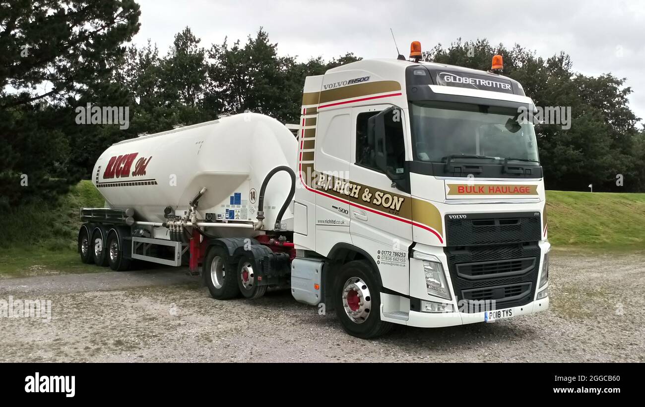 A 2018 white Volvo FH articulated lorry with bulk powder tanker trailer ...