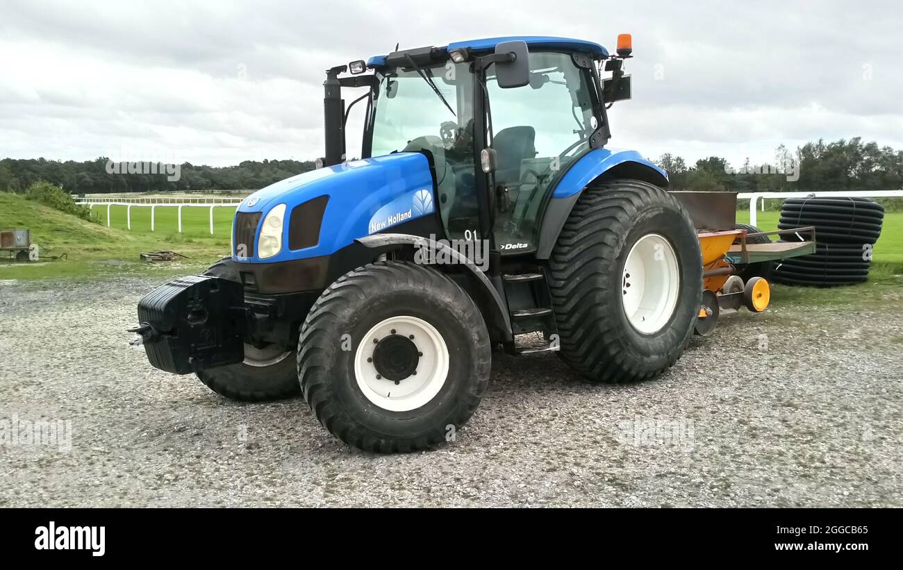 New holland t6010 hi-res stock photography and images - Alamy
