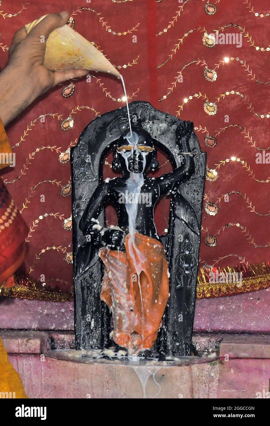 Beawar, India. 30th Aug, 2021. Hindu priest pour milk on idol of Lord ...
