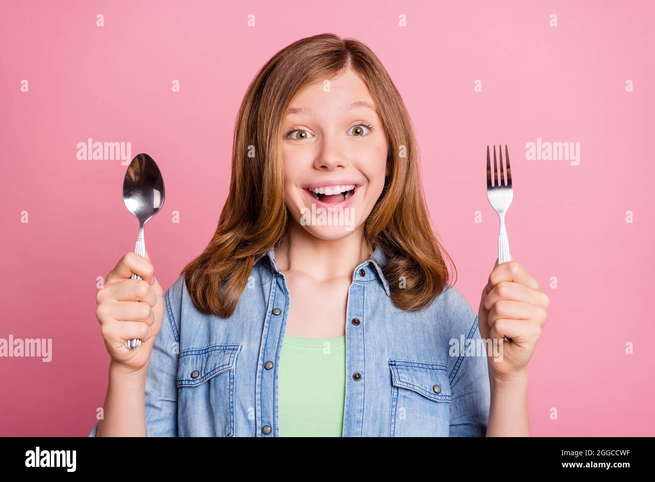 Photo portrait girl smiling keeping fork spoon before dinner isolated ...