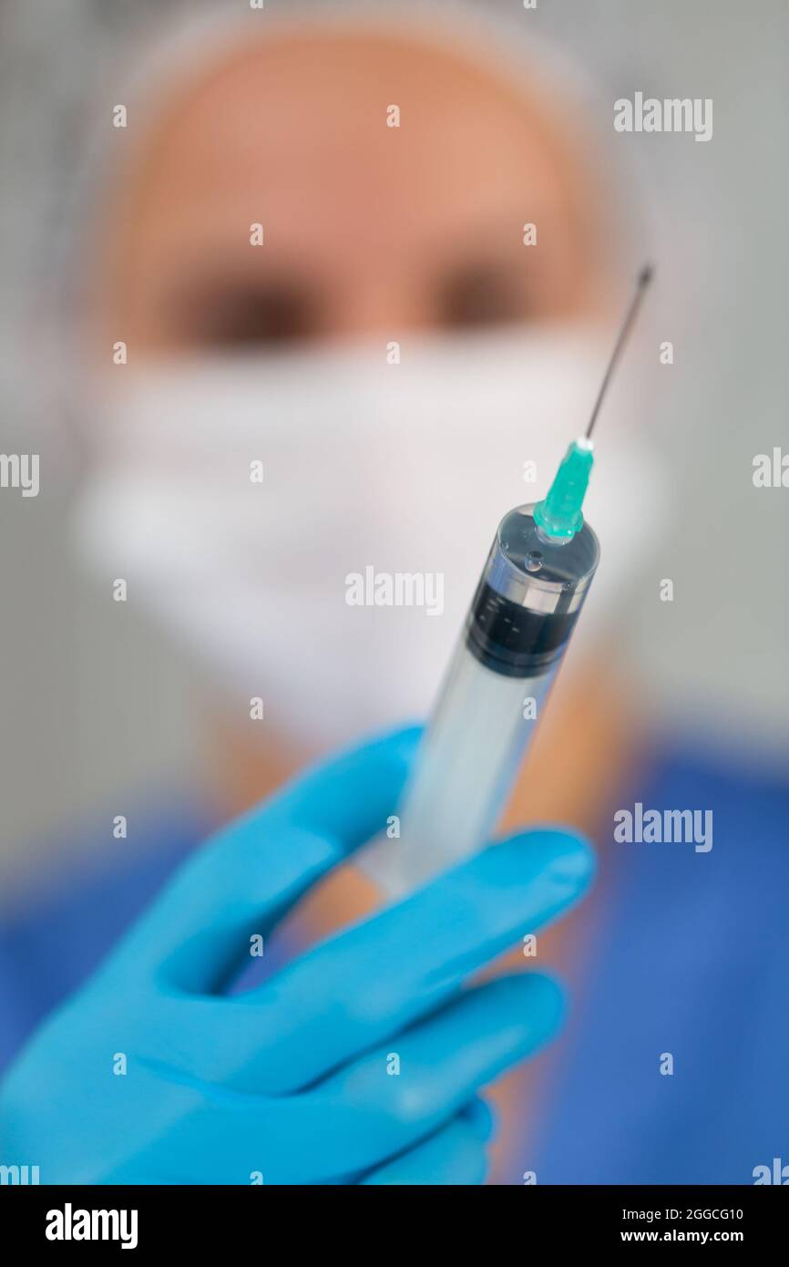 Nurse ready to make injection in hospital Stock Photo - Alamy