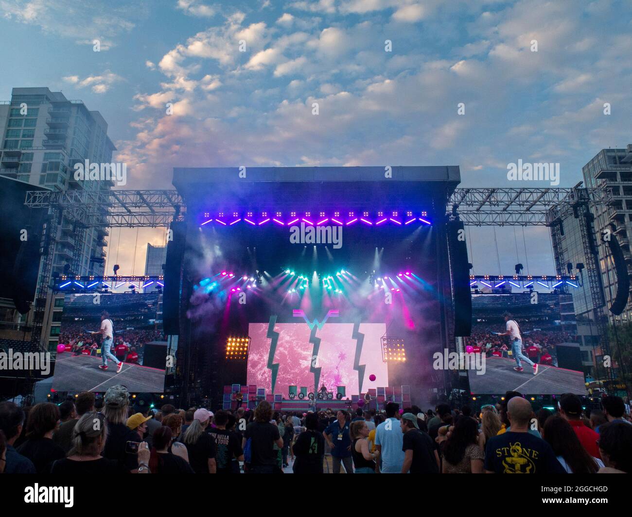 Weezer tour hi-res stock photography and images - Alamy