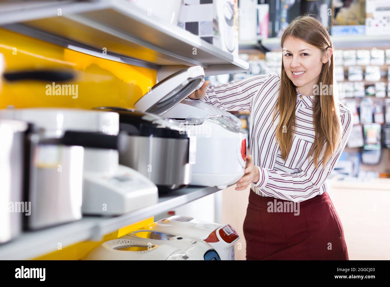 Pressure cooker woman hi-res stock photography and images - Alamy