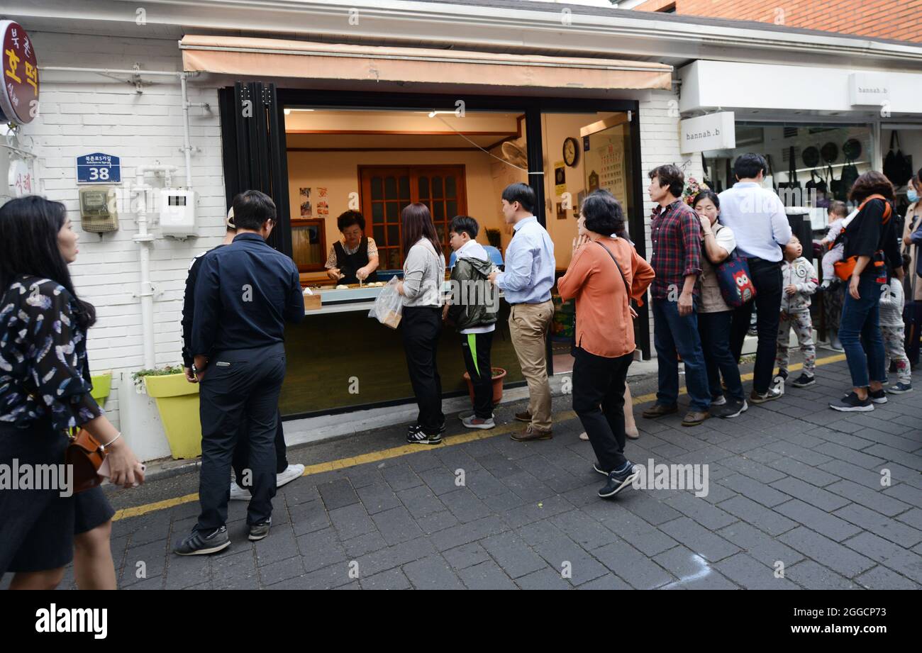 A Korean dumpling shop on Bukchon-ro 5ga-gil in Bukchon Hanok Village ...