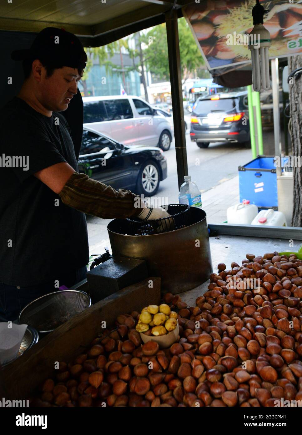 A Korean man roasting chestnuts in Insadong, Seoul, South Korea Stock ...