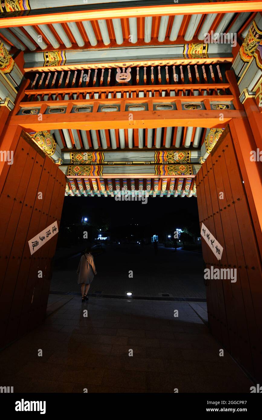 Gate to the Namsangol Hanok village at night. Seoul, South Korea Stock ...