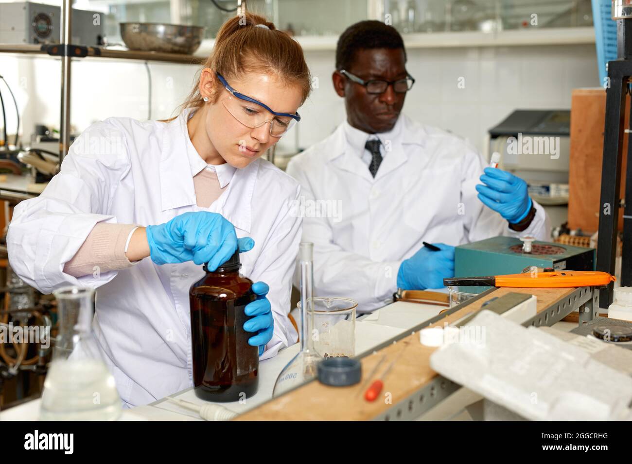 African american scientists hi-res stock photography and images - Alamy