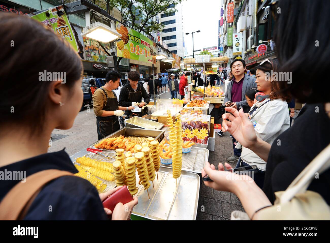 Street food vendors at the popular shopping district of Myeongdong ...