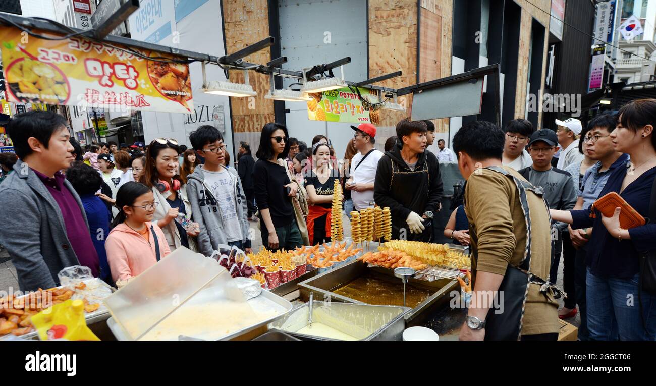 Street food vendors at the popular shopping district of Myeongdong ...