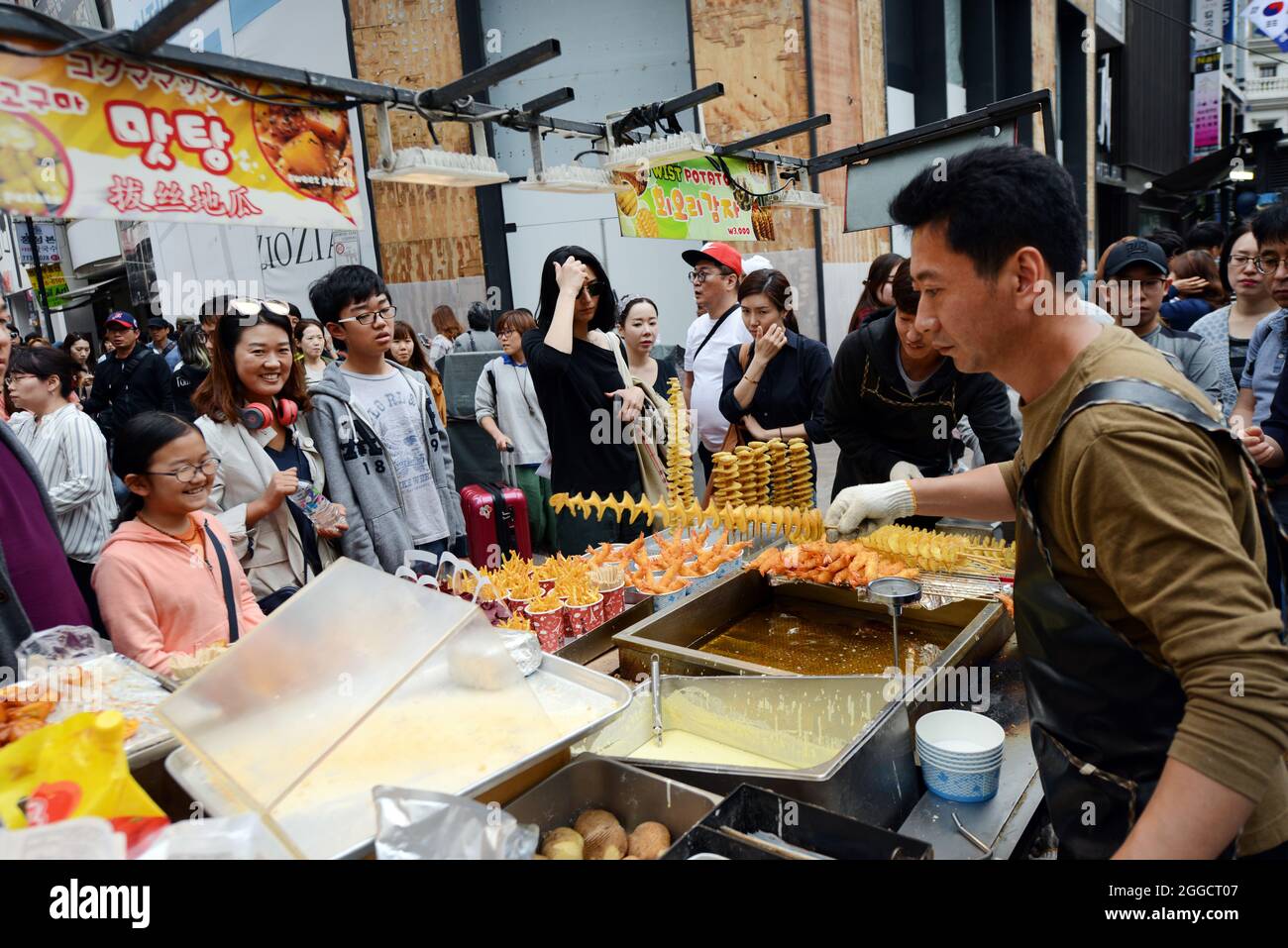Street food vendors at the popular shopping district of Myeongdong ...