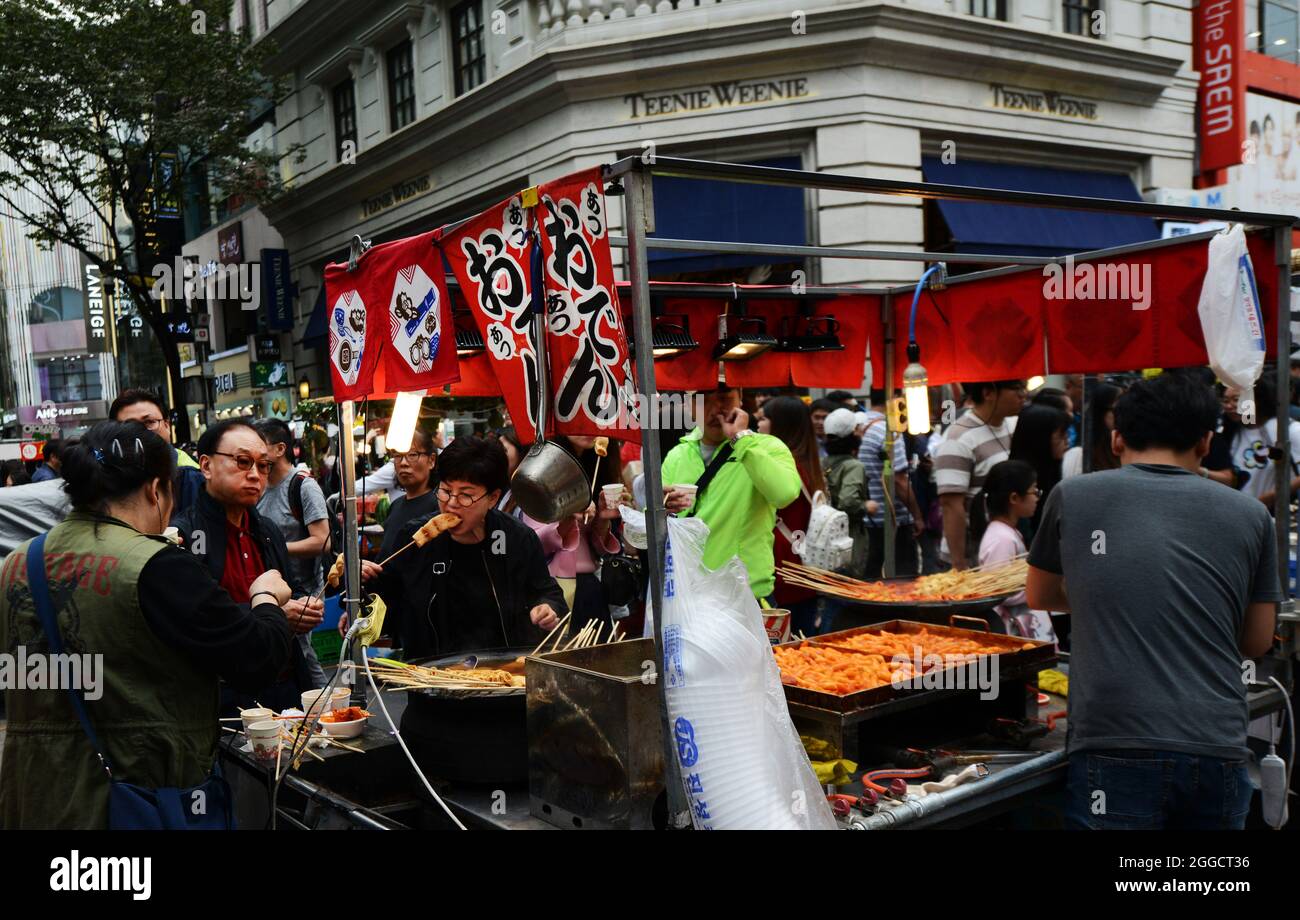 Street food vendors at the popular shopping district of Myeongdong ...
