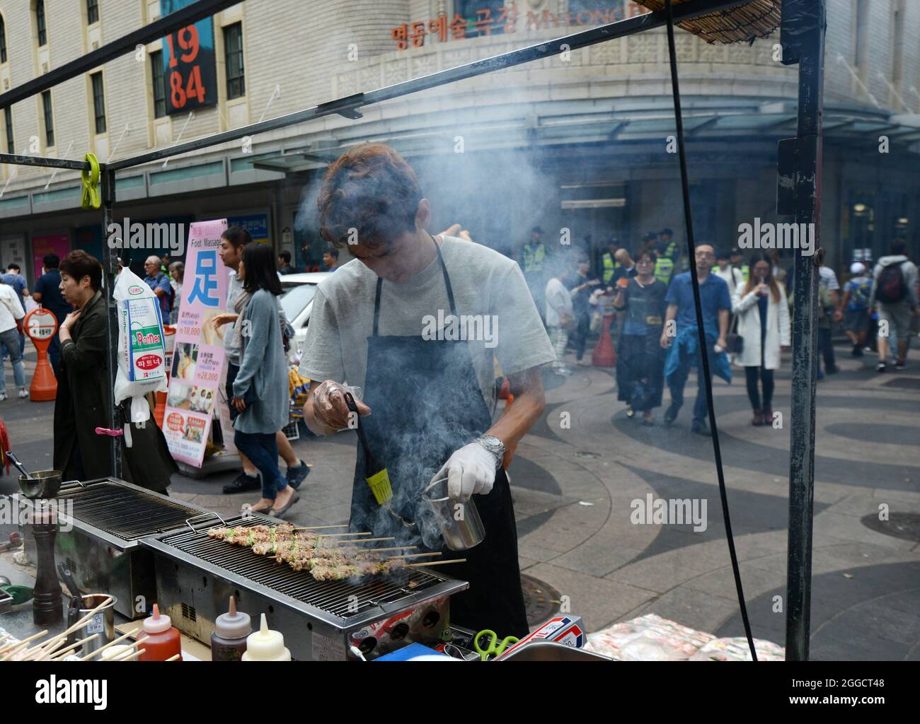 Street food vendors at the popular shopping district of Myeongdong ...