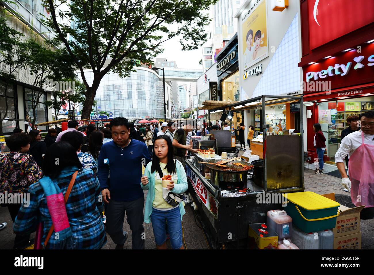 Street food vendors at the popular shopping district of Myeongdong ...