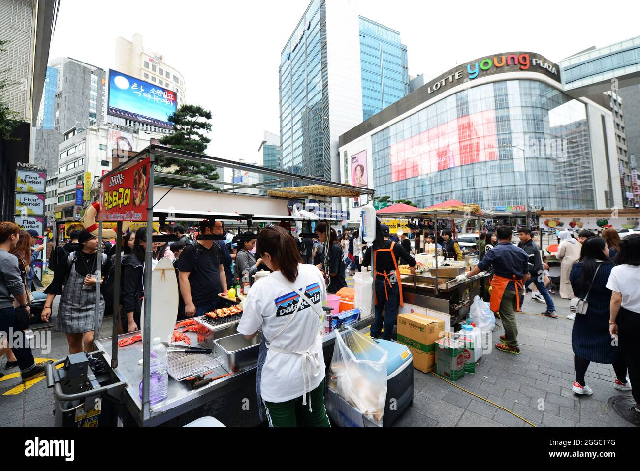Street food vendors at the popular shopping district of Myeongdong ...
