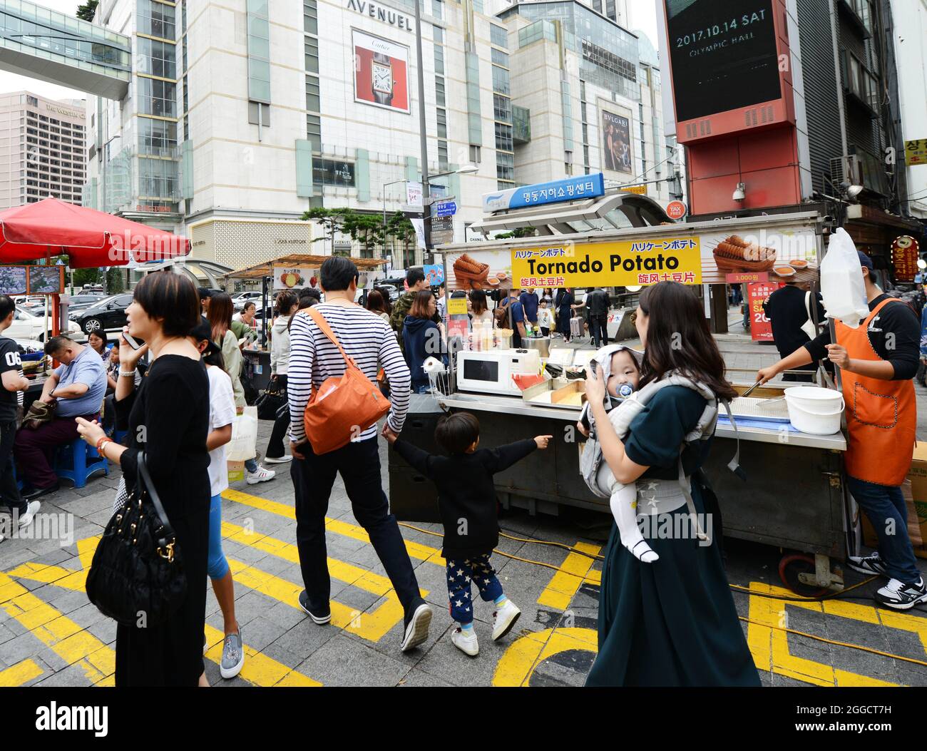 Street food vendors at the popular shopping district of Myeongdong ...