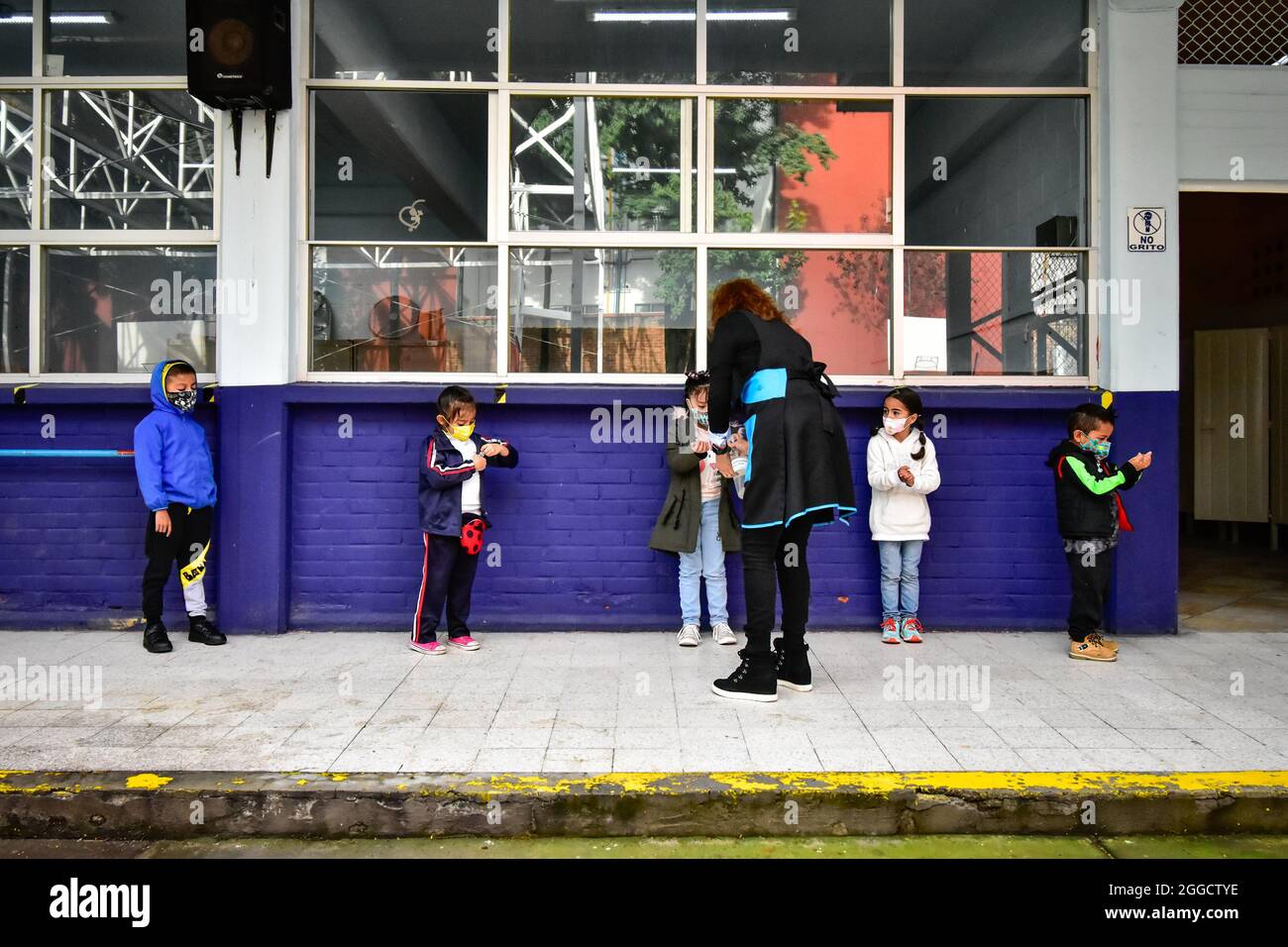 Mexico, Mexico. 30th Aug, 2021. A teacher organizes kids before ...