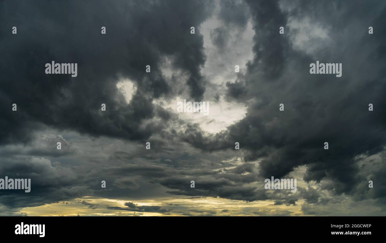Rain clouds sky hi-res stock photography and images - Alamy