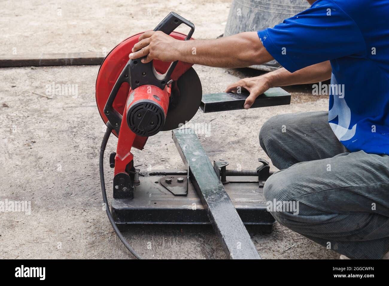 Worker man cutting steel with a circular steel cutter Stock Photo - Alamy