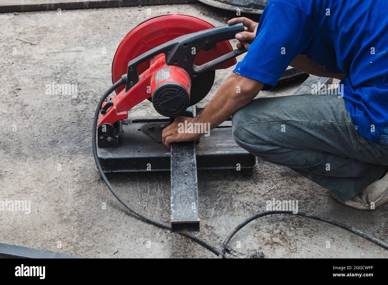 Worker man cutting steel with a circular steel cutter Stock Photo - Alamy
