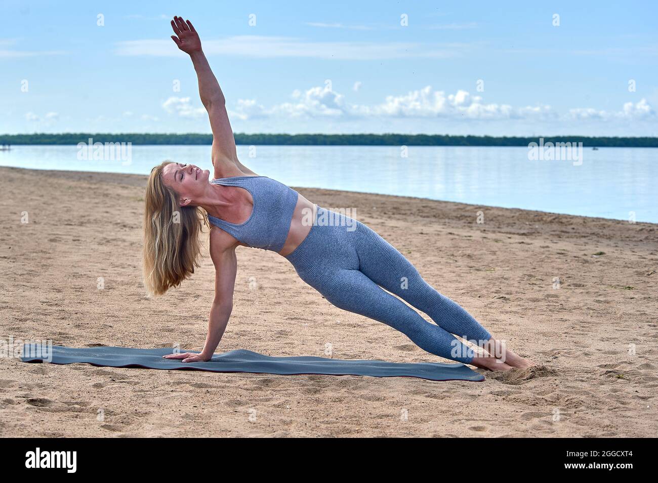 Sandy yoga hi-res stock photography and images - Alamy