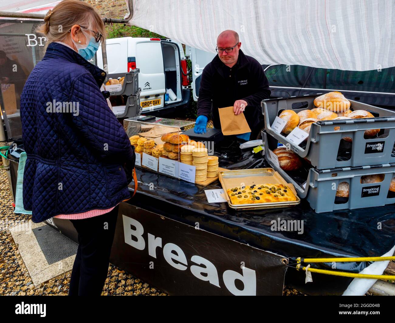 Man serving food market stall hi-res stock photography and images - Alamy