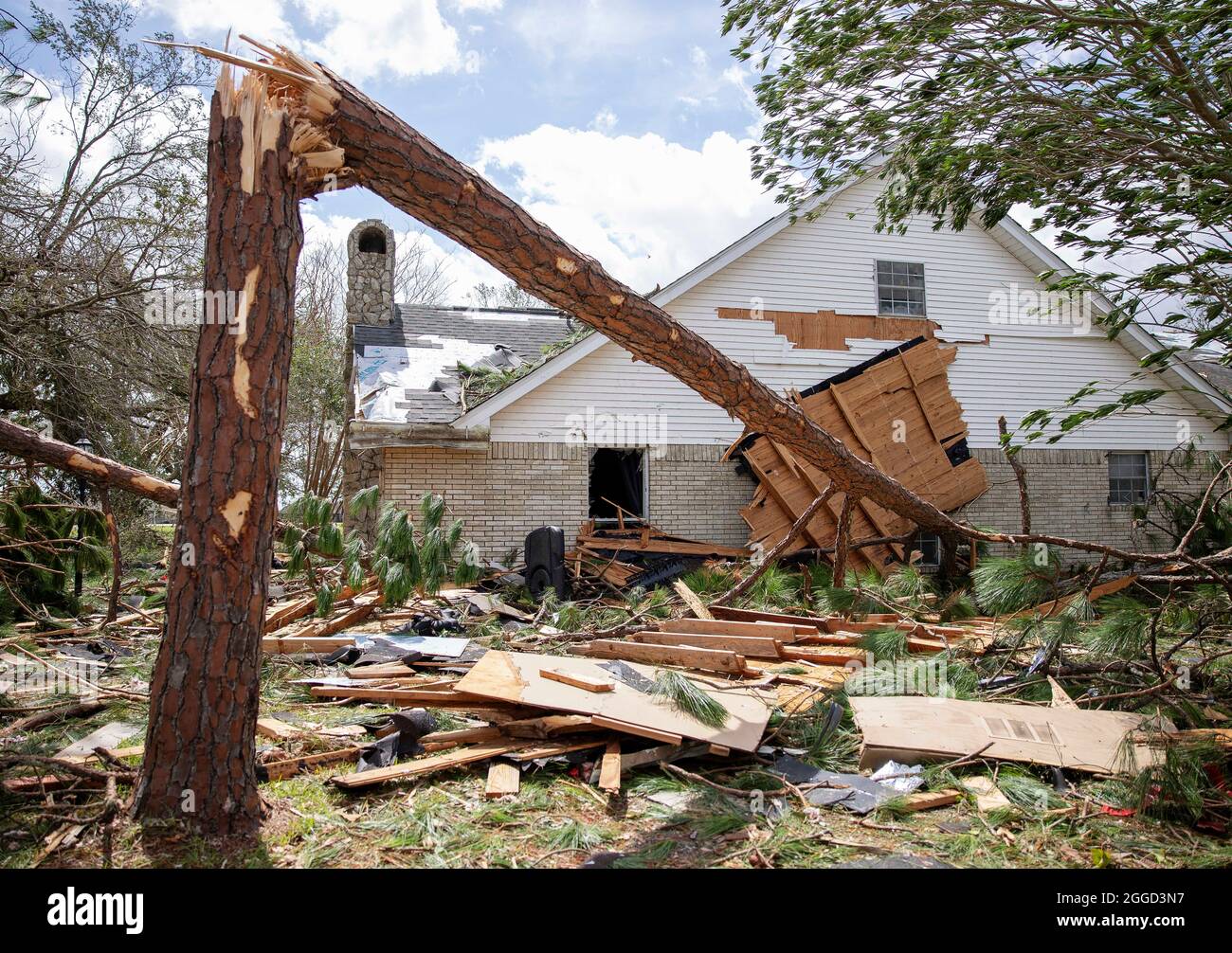 Snapped power lines hi-res stock photography and images - Alamy