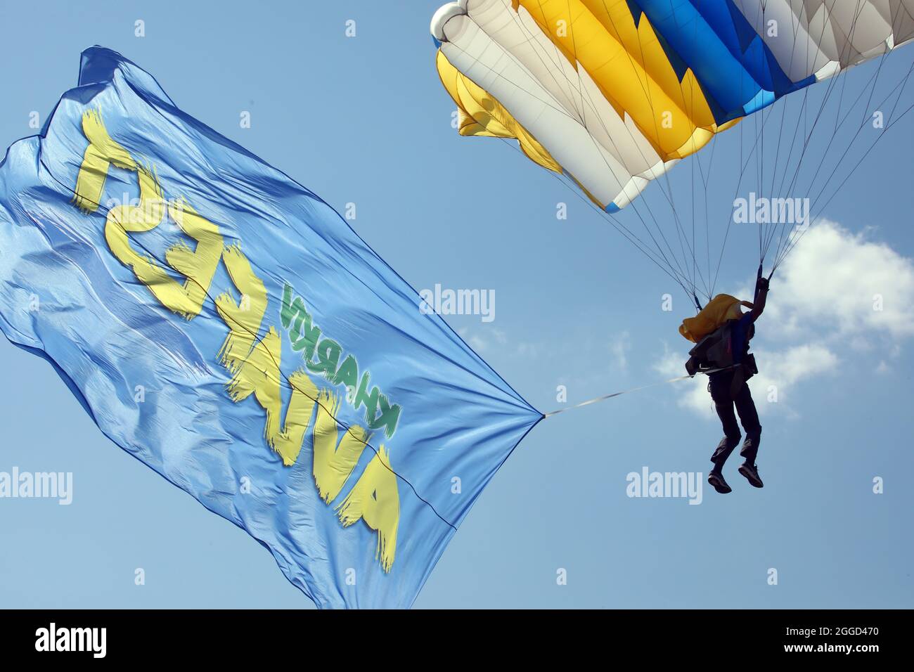 Non Exclusive: KHARKIV REGION, UKRAINE - AUGUST 28, 2021 - A skydiver ...