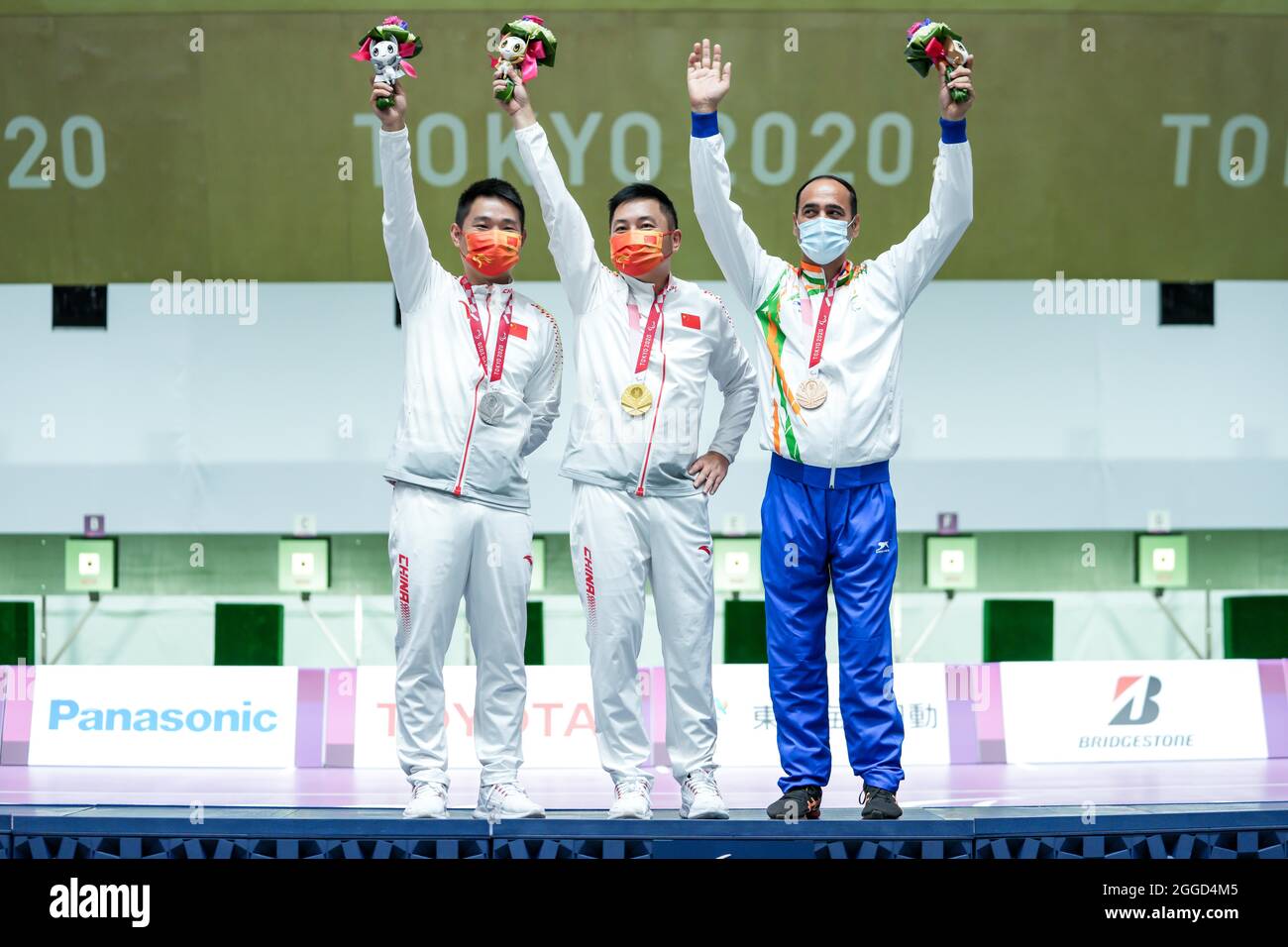 Tokyo, Japan. 31st Aug, 2021. Gold medalist Yang Chao (C) of China ...