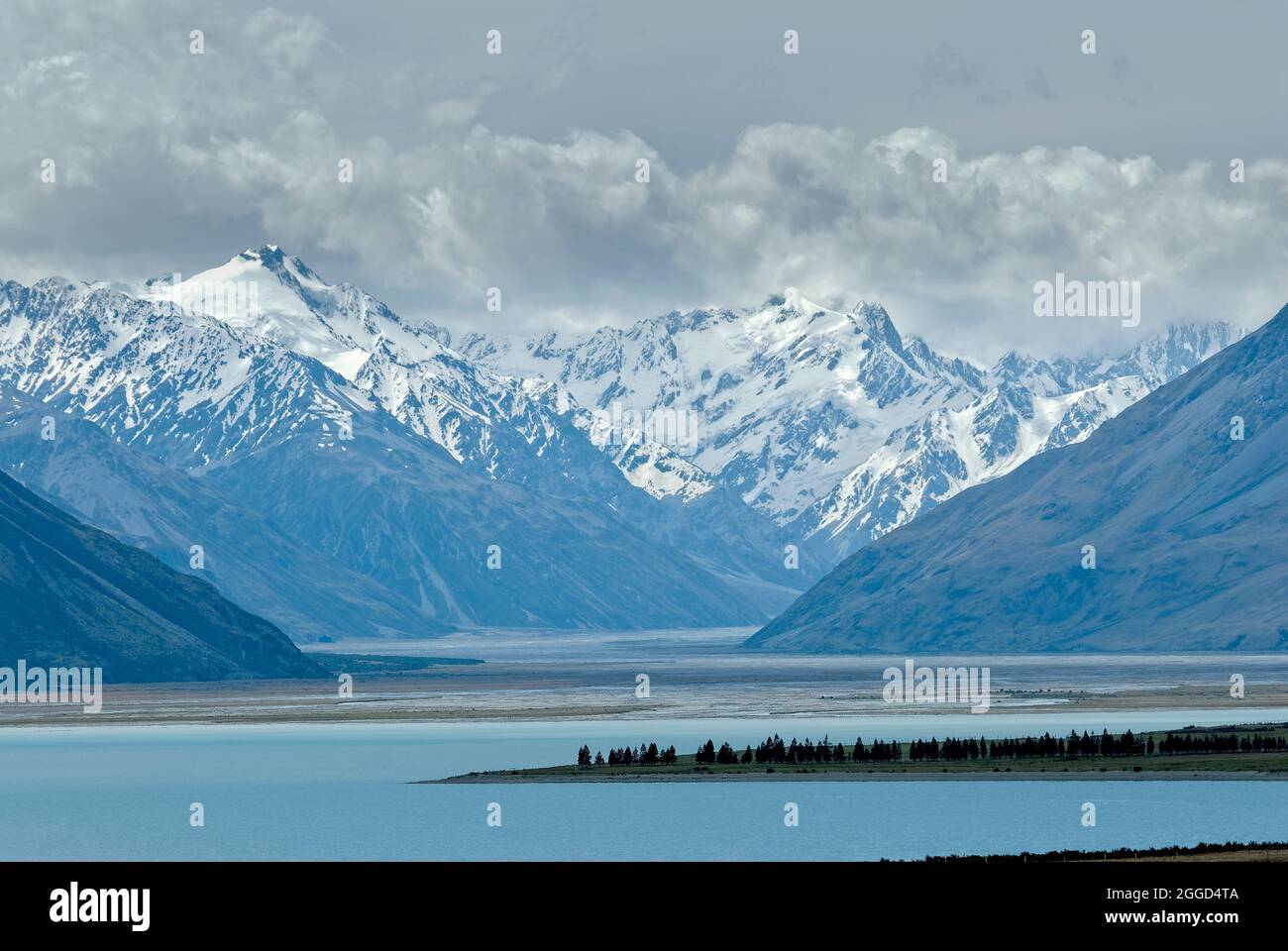 Snow capped mountains of the Mount Cook Range in the Southern Alps of ...