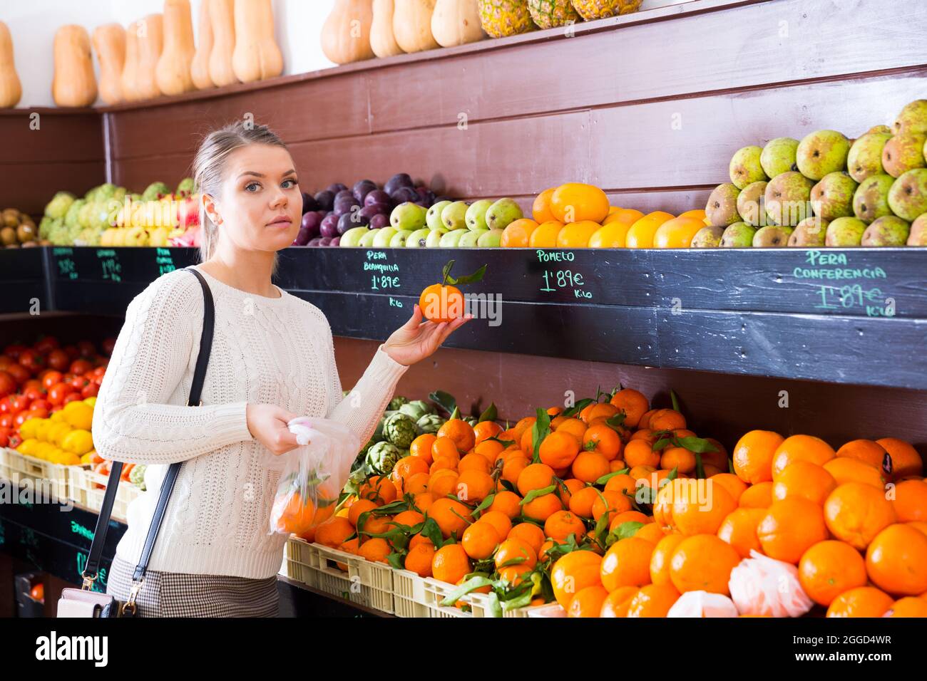 Fruit fruits distributor hi-res stock photography and images - Alamy