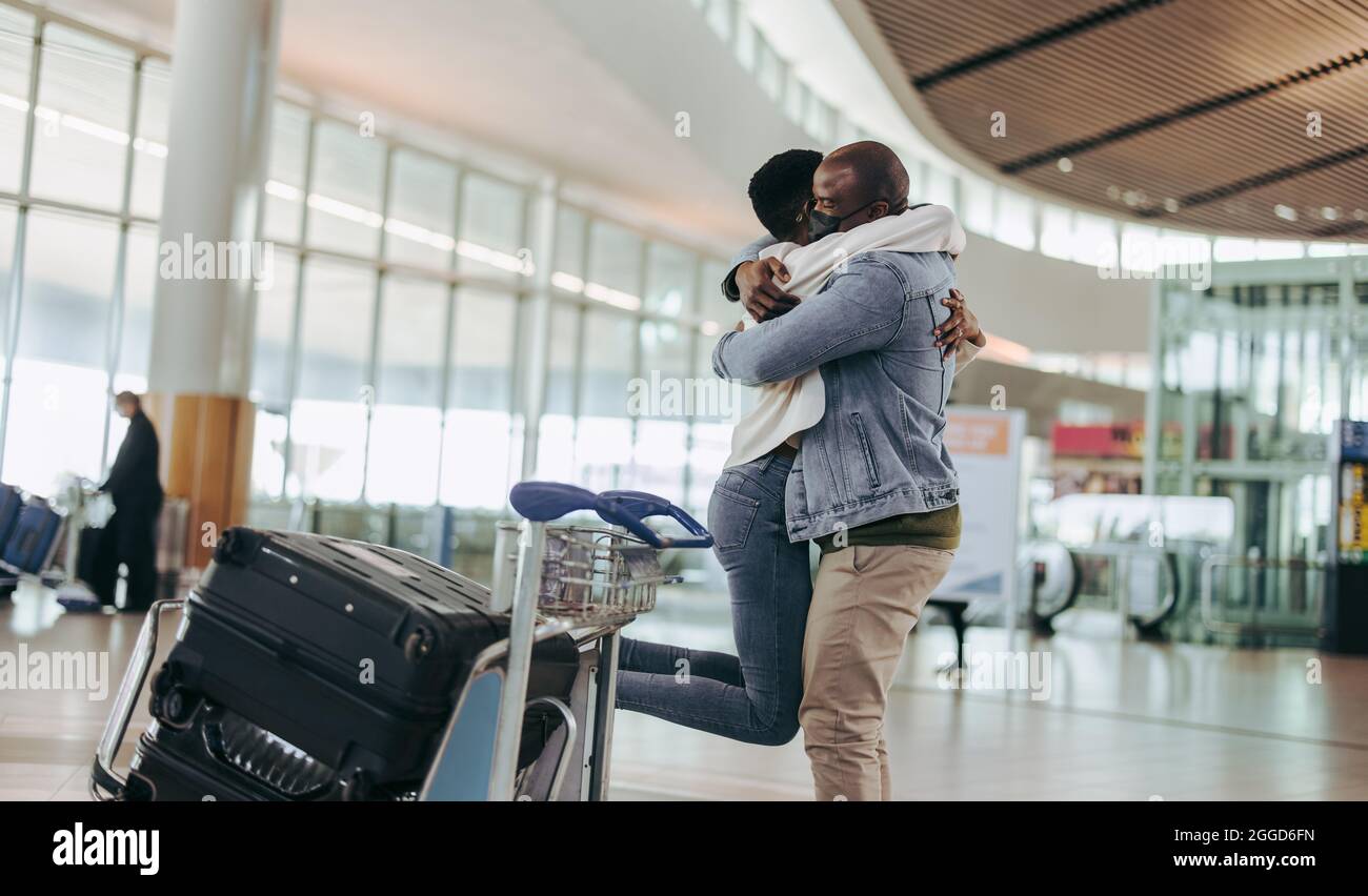 People hugging airport reunion hi-res stock photography and images - Alamy
