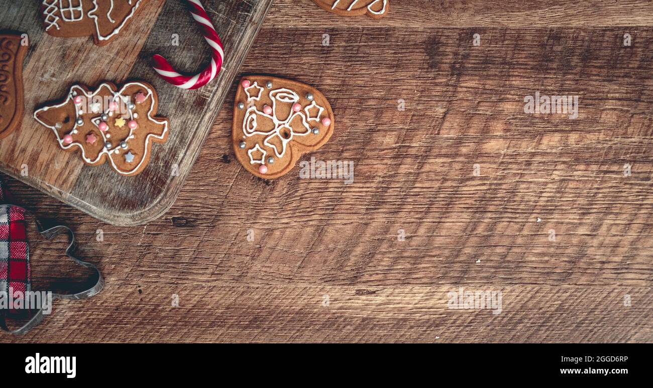 Top view of traditional gingerbread figures Stock Photo - Alamy