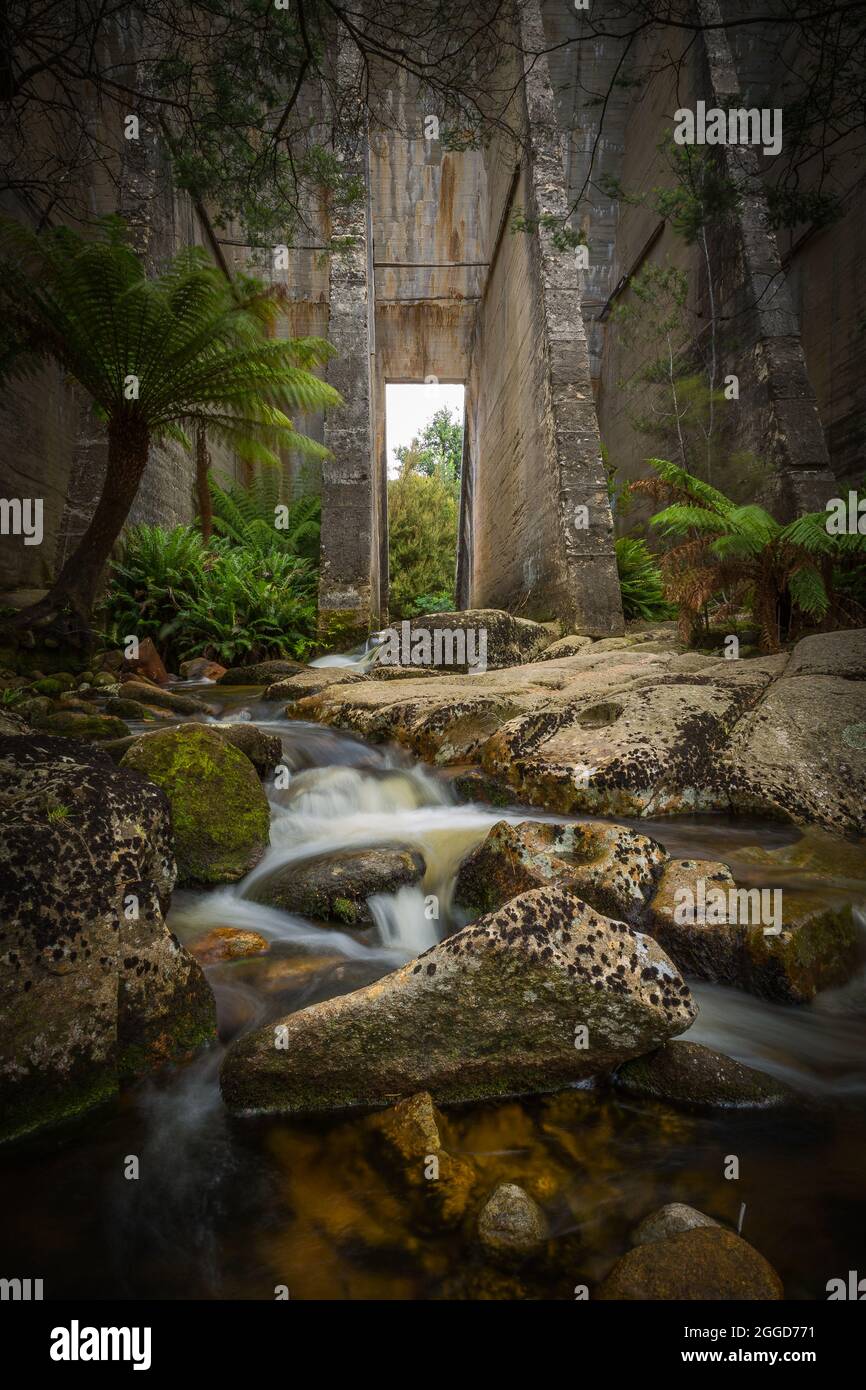 Vertical shot of the Mount Paris Dam and a stream with long exposure in ...