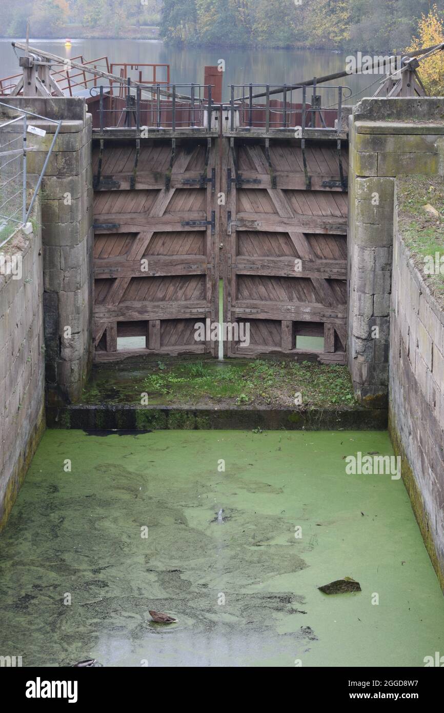 Water lock gate building hi-res stock photography and images - Alamy