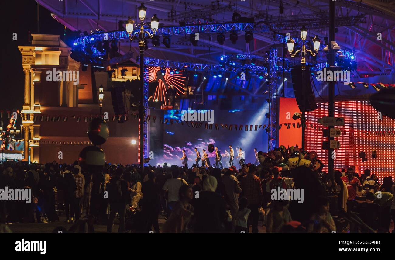 Huge crowd people hi-res stock photography and images - Alamy