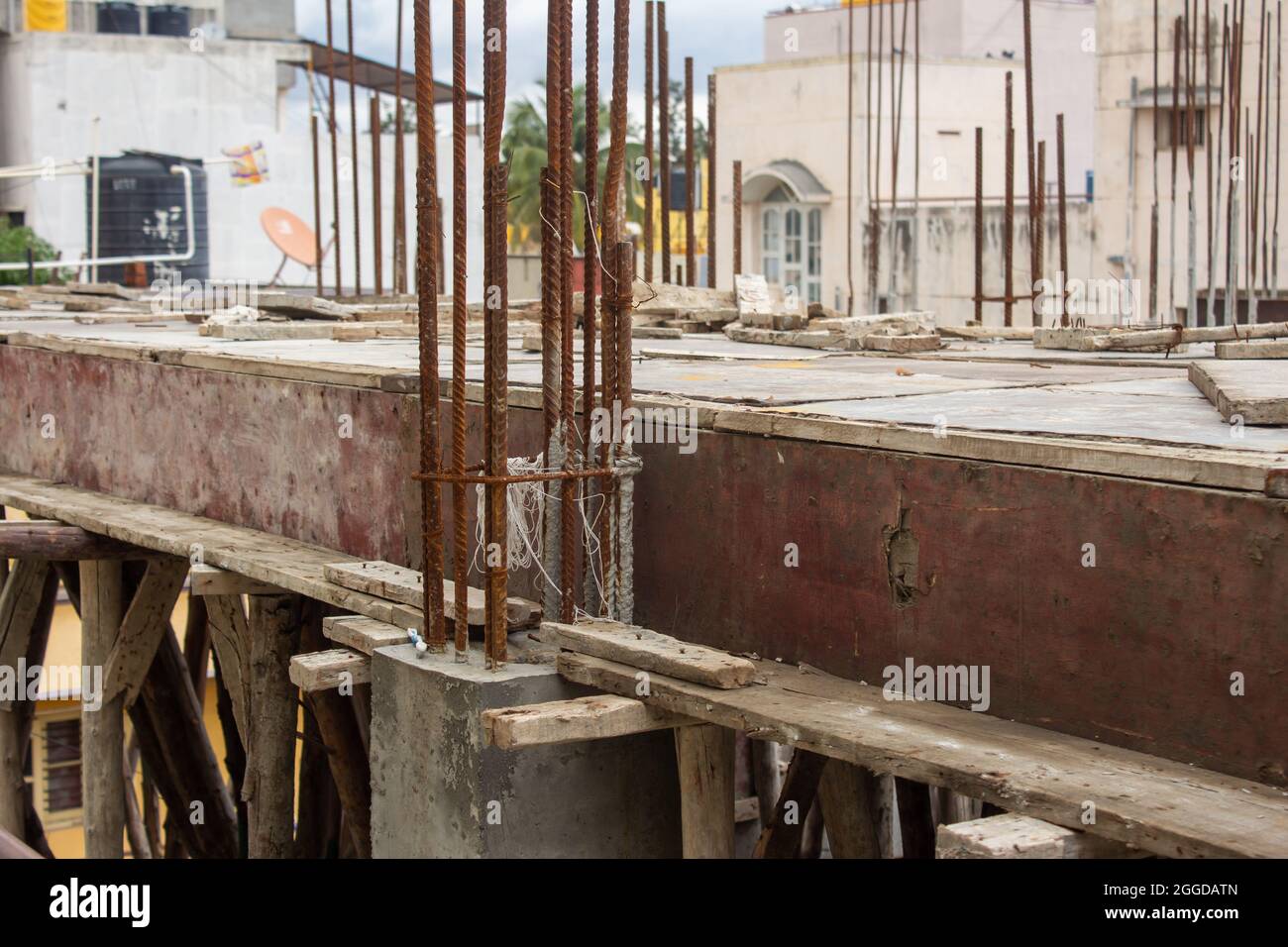 Freshly laid concrete roof in a under construction building Stock Photo ...