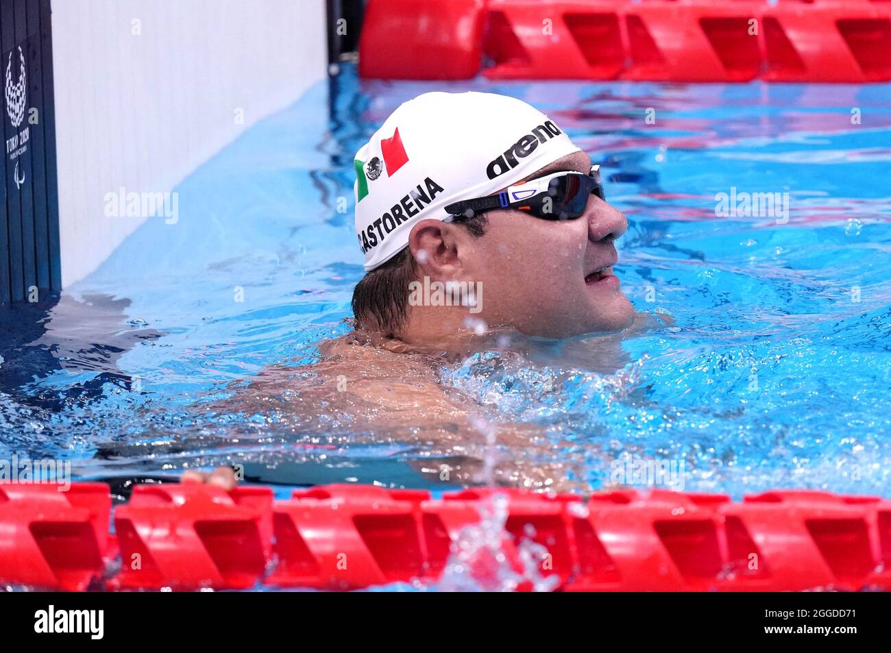 Mexico's Arnulfo Castorena celebrates winning the gold medal in the Men ...