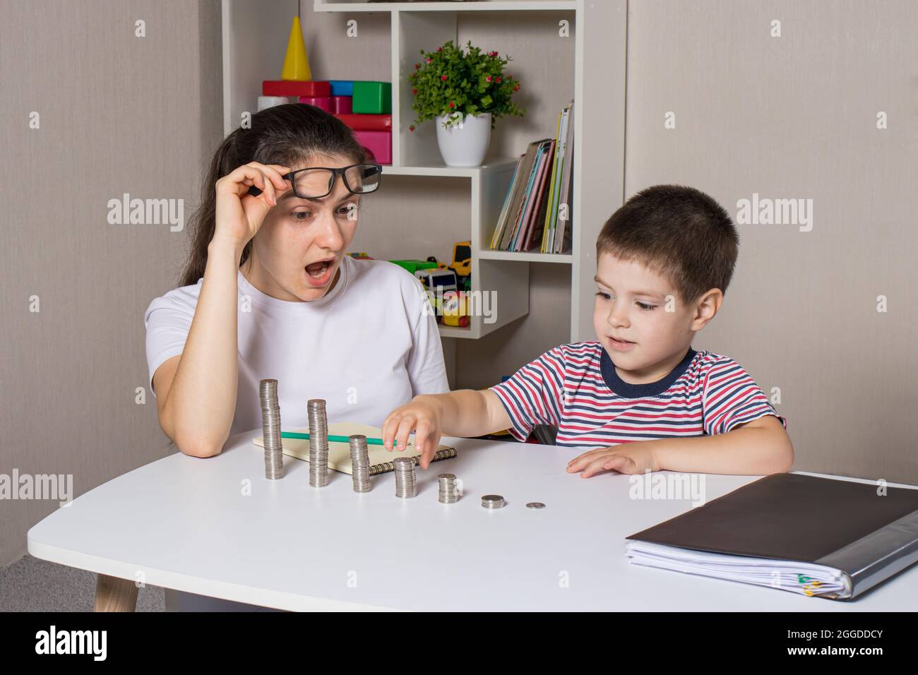 Mother and child learn financial literacy for children, to invest ...