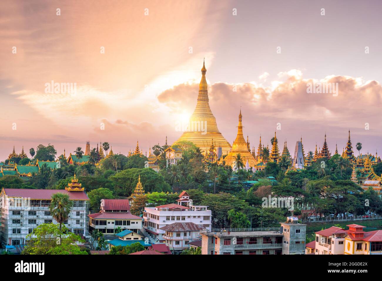 Yangon skyline twilight shwedagon hi-res stock photography and images ...