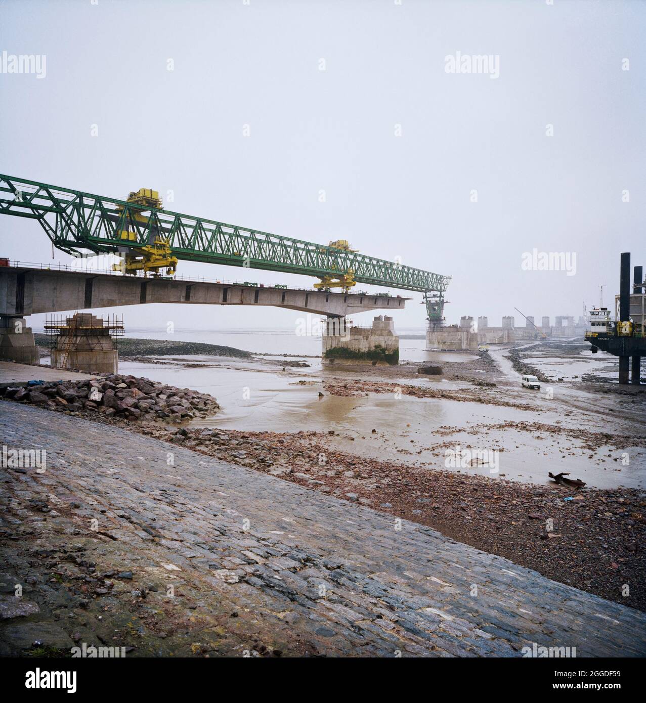 Ships under bridges hi-res stock photography and images - Alamy