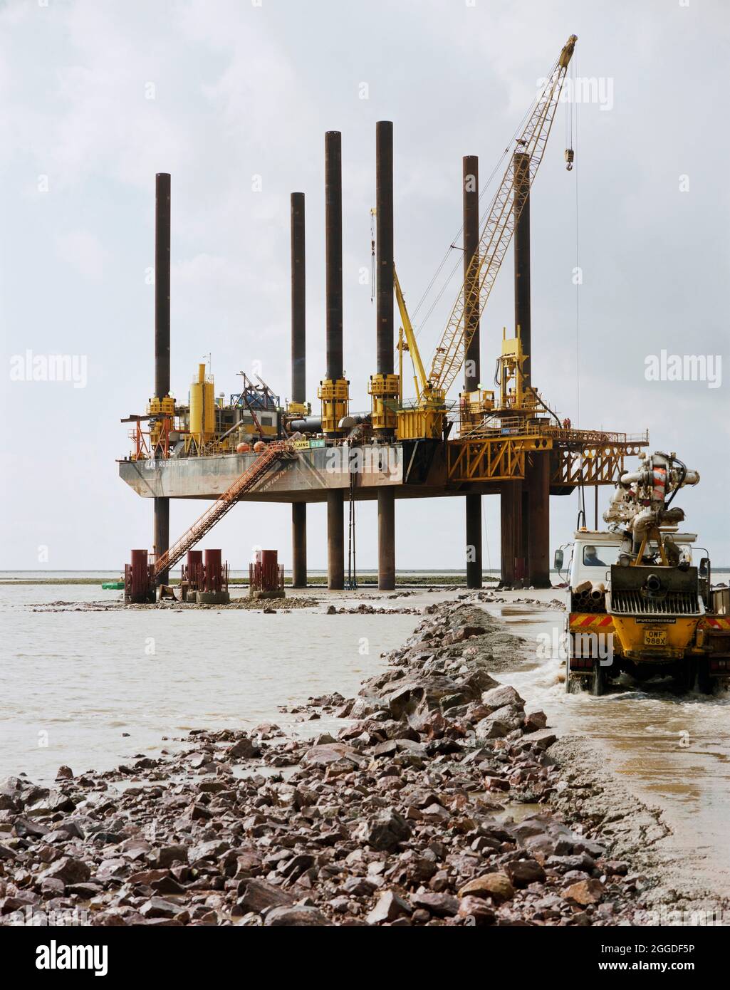 Jack up barge hi-res stock photography and images - Alamy